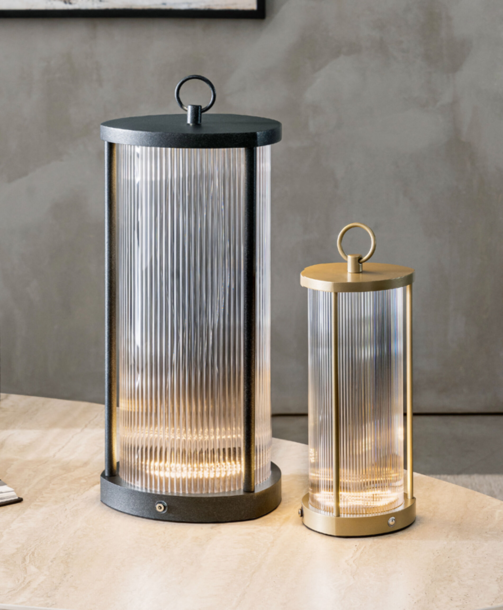 Painted aluminium table lamp with transparent fluted methacrylate ...