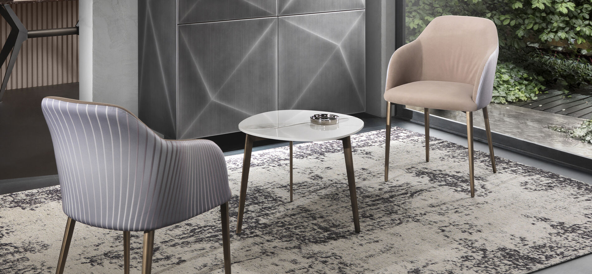 Sofia, sedia, poltroncina e sgabello di design - Riflessi